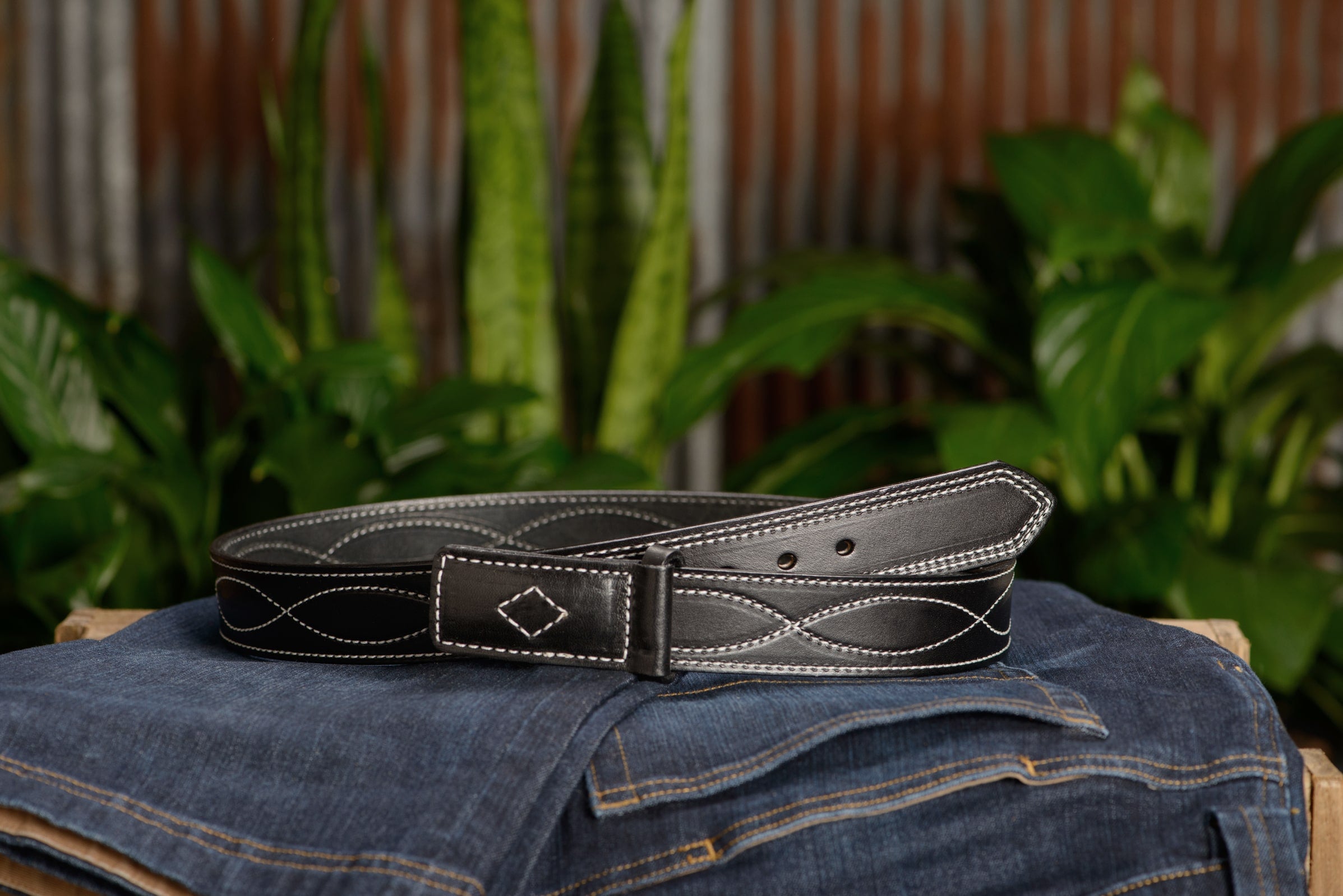 The Pit Boss: Black Figure 8 White Stitched Buckle-less Ball Hook 1.50